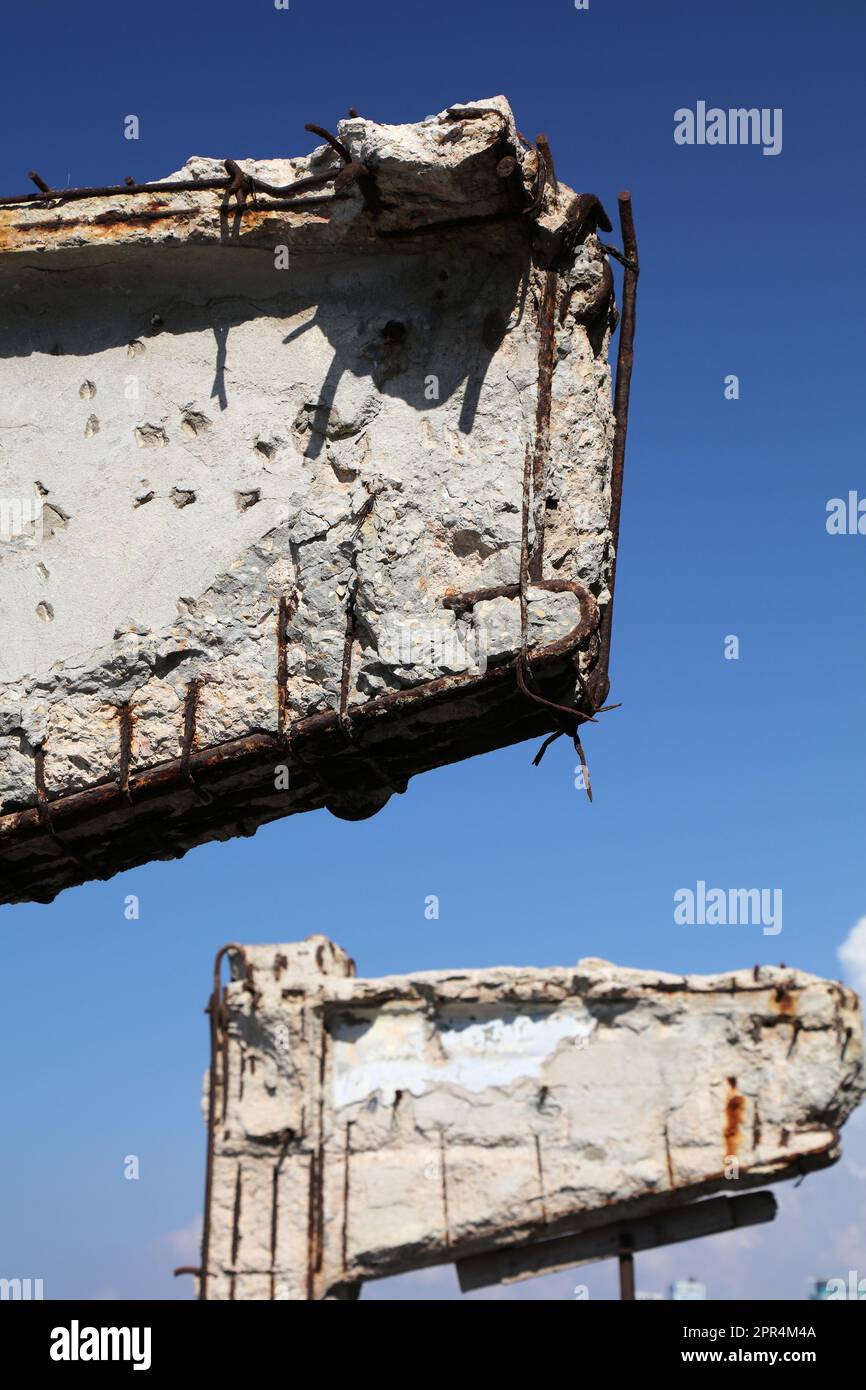 Spalling damage in reinforced concrete in seaside humid weather and ...