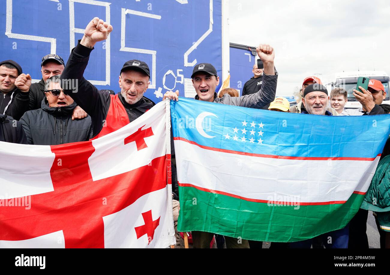 26 April 2023, Hesse, Gräfenhausen: Striking truck drivers rejoice at ...