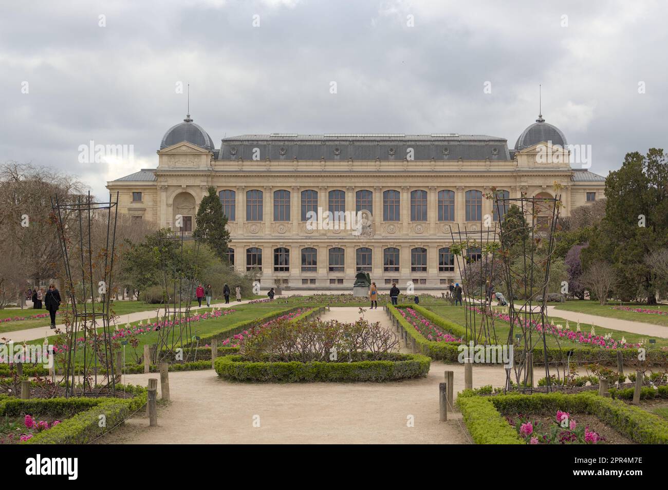 Façade of the Museum of the Great Gallery of Evolution in the Jardin ...