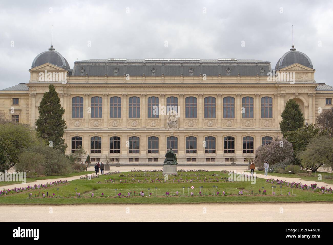 Façade of the Museum of the Great Gallery of Evolution in the Jardin ...