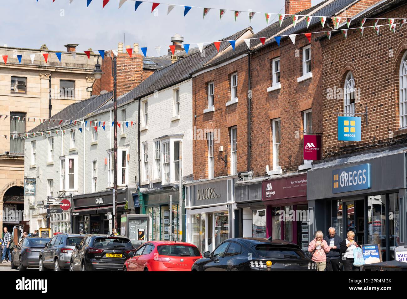 Shops shoppers parked cars hi-res stock photography and images - Alamy
