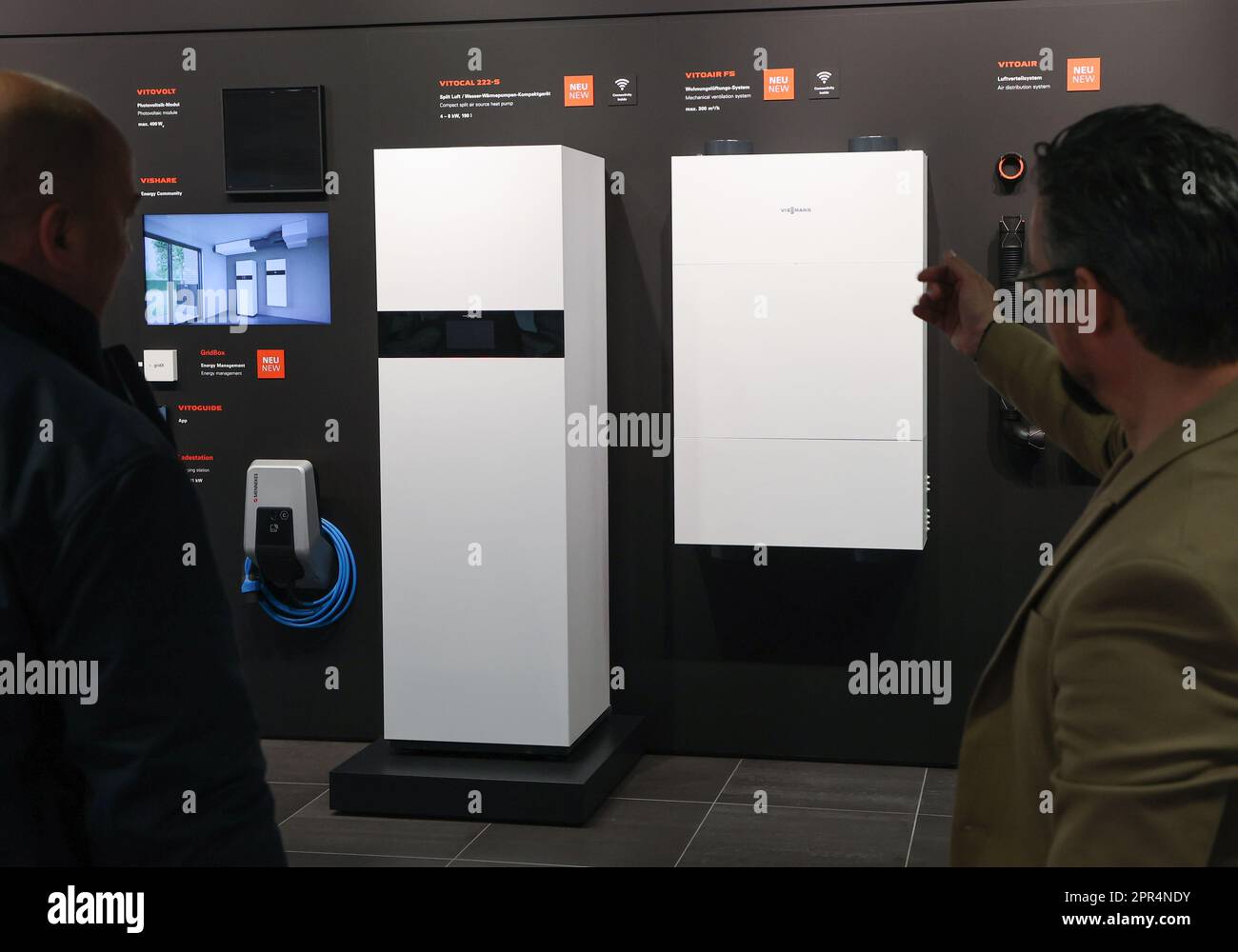 26 April 2023, Hesse, Allendorf (Eder): Two employees look at a heat ...