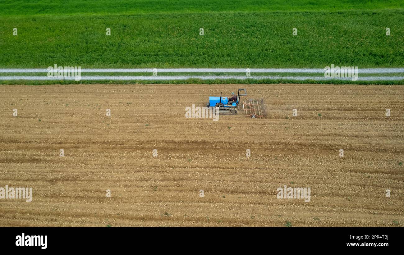 Vine tractor italy hi-res stock photography and images - Alamy