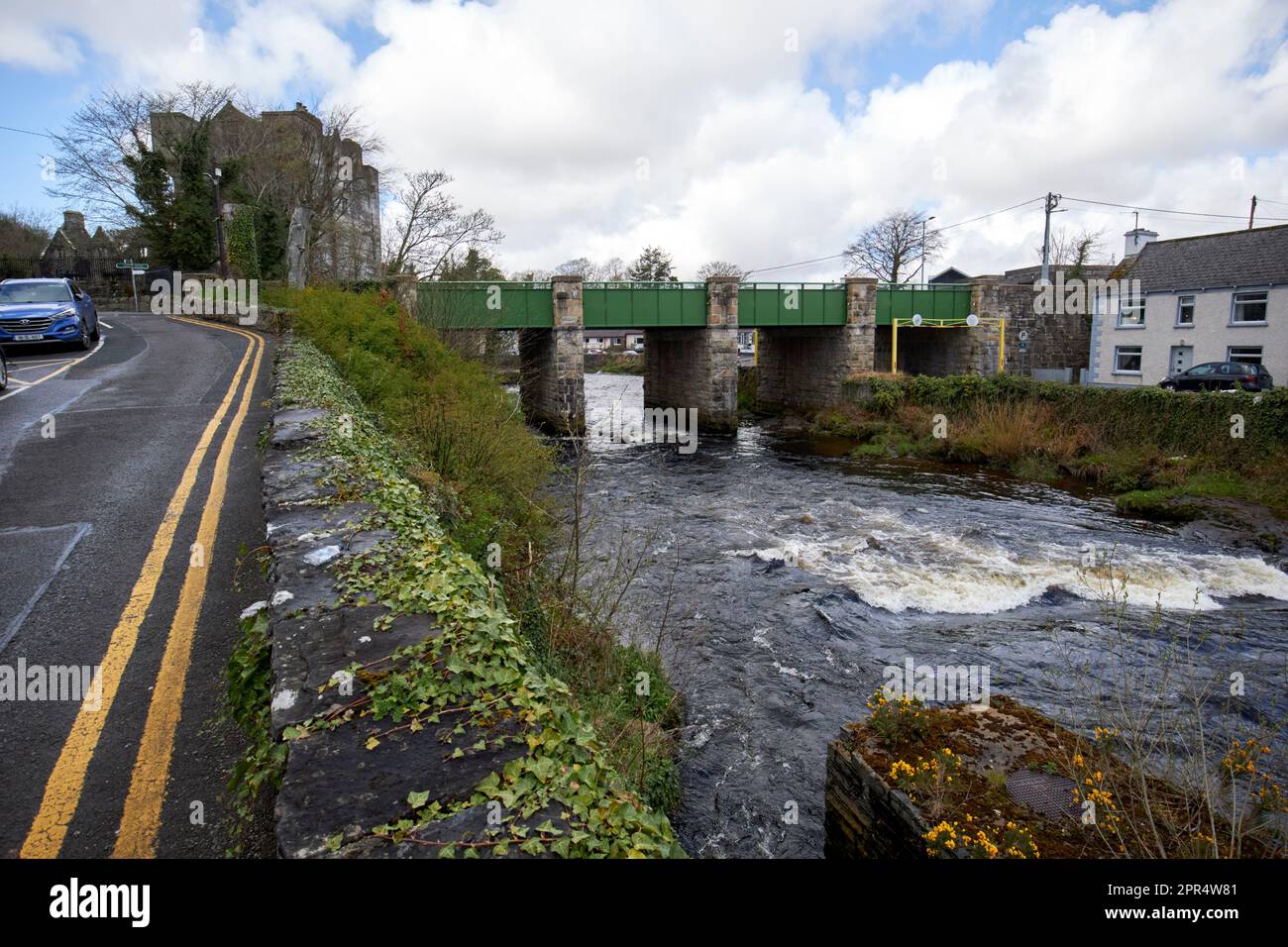 Tirchonaill bridge over the river eske in donegal town with donegal ...