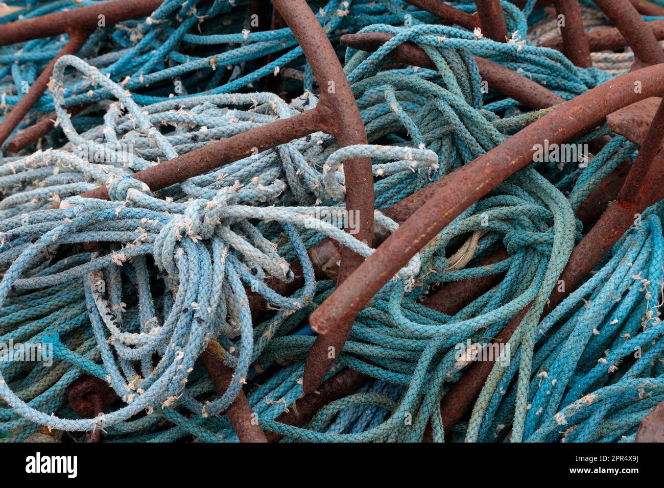 Old sailing ropes and metal anchors. Rapprochement Stock Photo - Alamy
