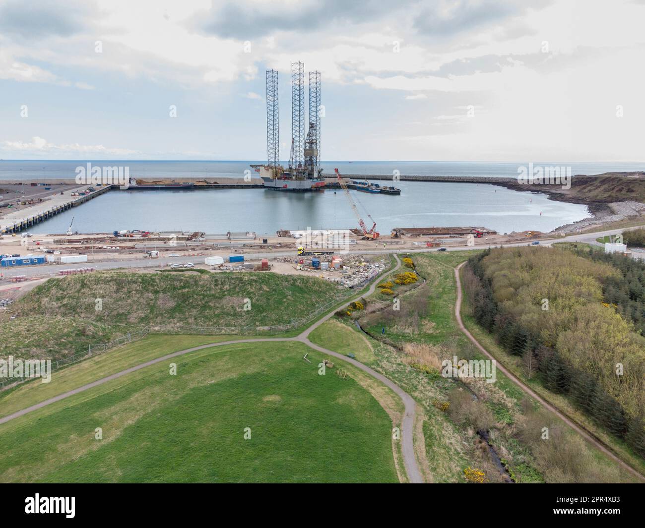 Aberdeen south harbour drilling rig hi-res stock photography and images ...