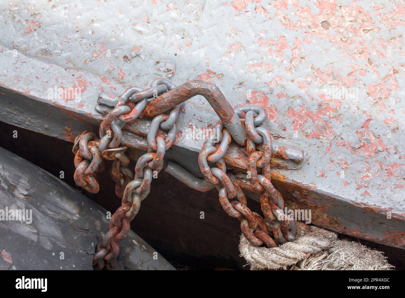 Old rustic chains hi-res stock photography and images - Alamy