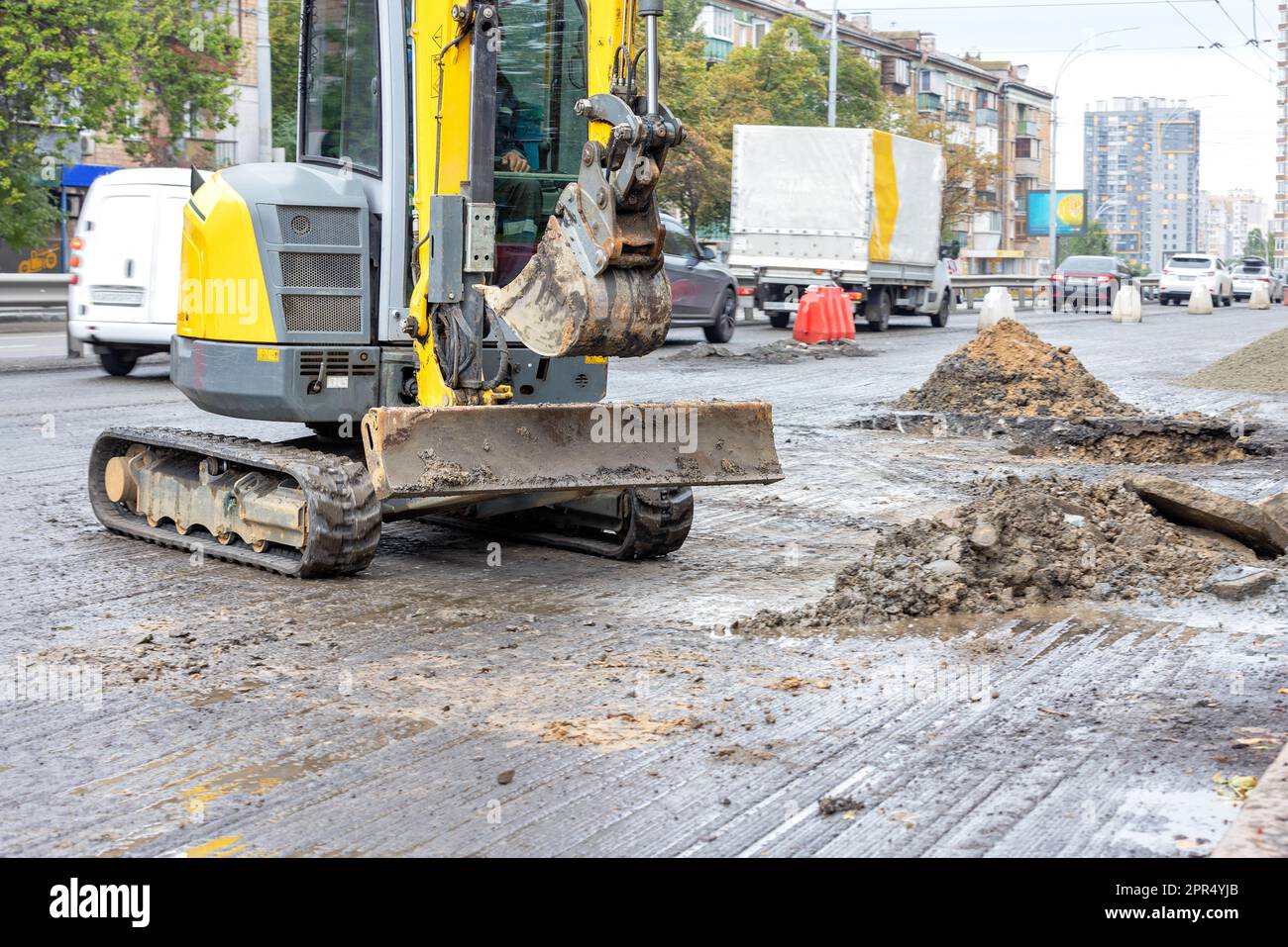 Small road equipment, maneuverable multifunctional excavator works on ...