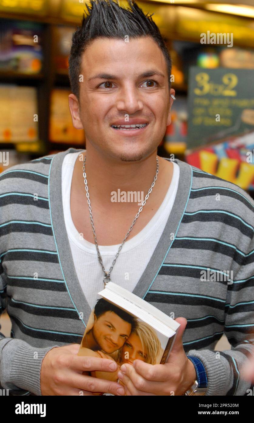 Peter Andre, Waterstones, Bluewater, Kent. UK Stock Photo - Alamy