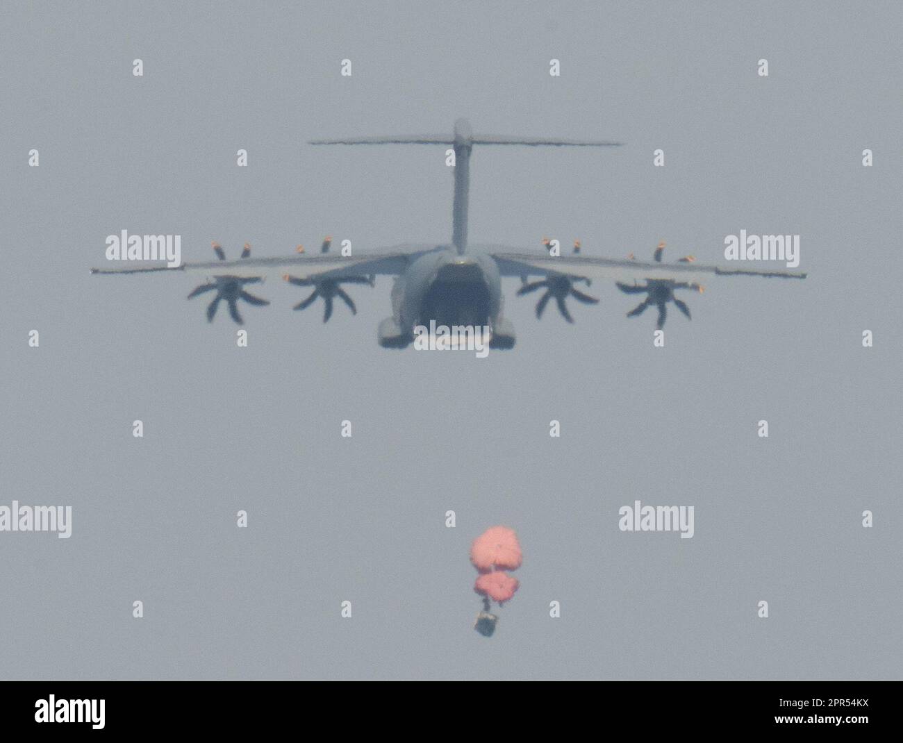 Raf a400m parachute hi-res stock photography and images - Alamy