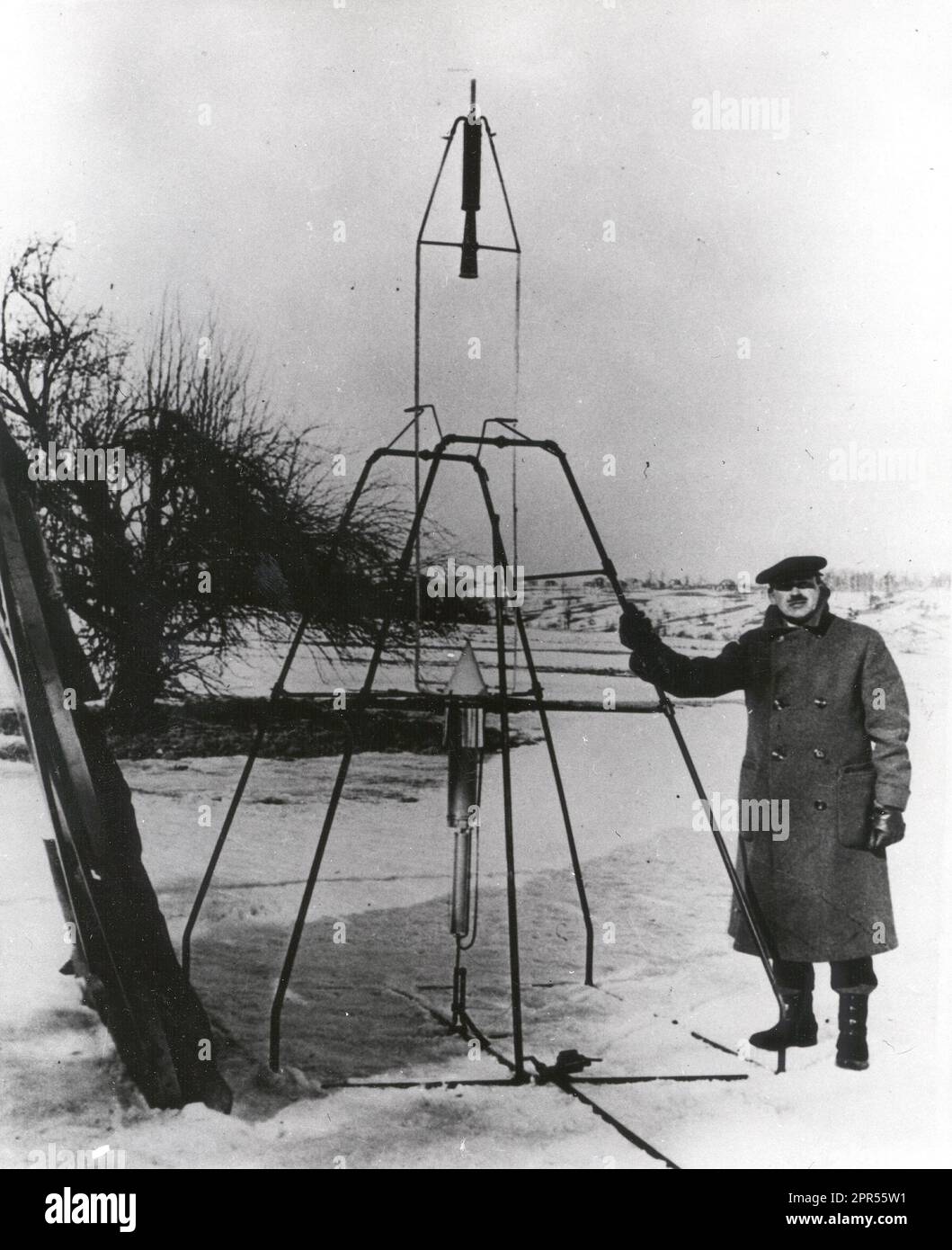 Robert goddard 1926 rocket hi-res stock photography and images - Alamy