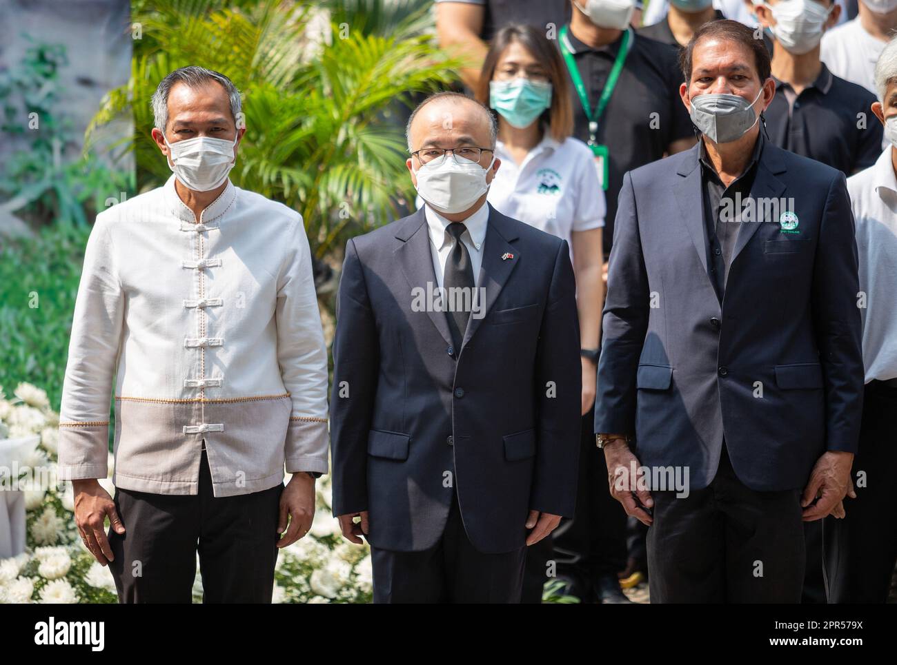 Mr. Wu Zhiwu (C), Consul General of the People’s Republic of China ...