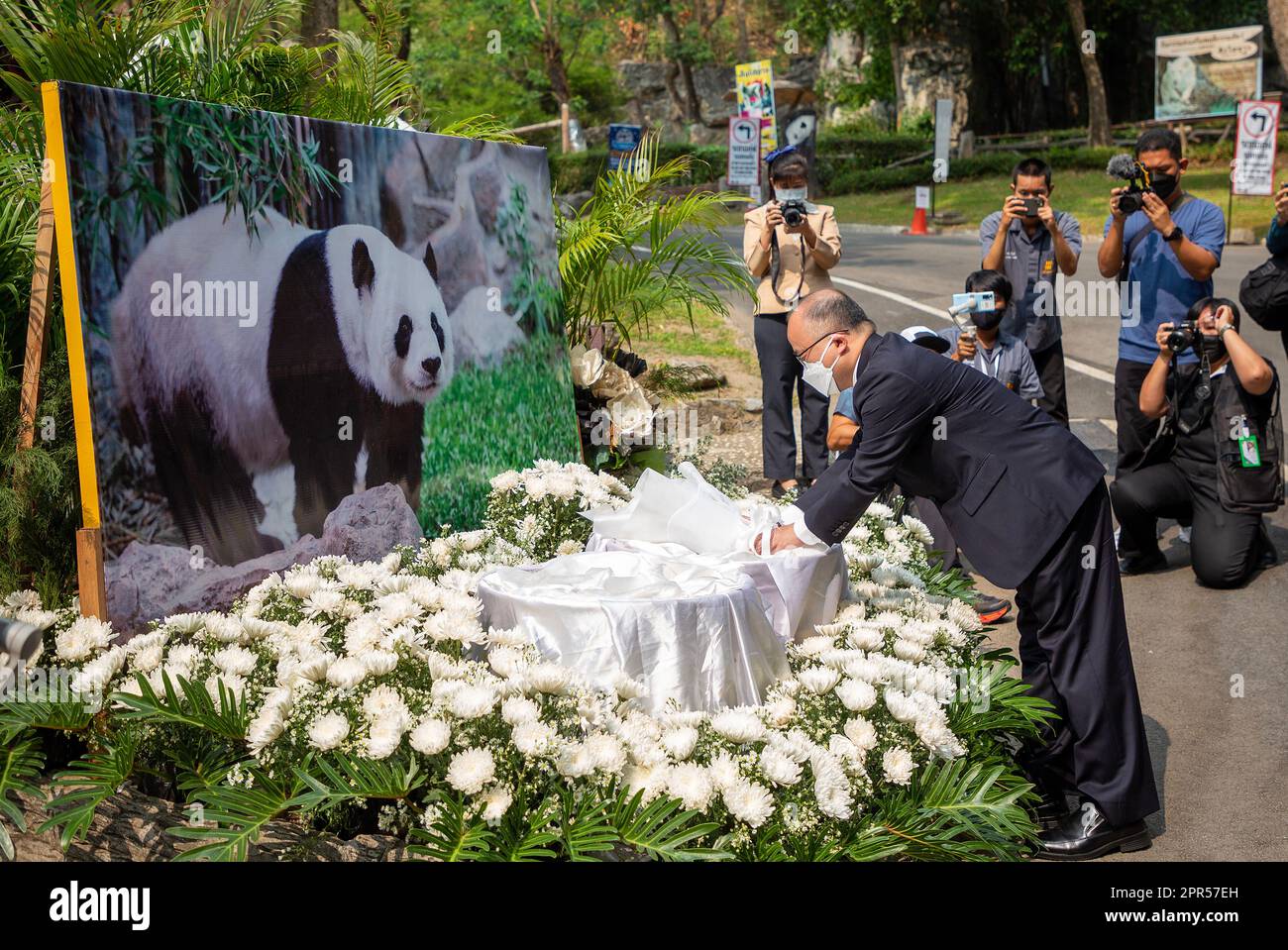 Mr. Wu Zhiwu, Consul General of the People’s Republic of China lays ...