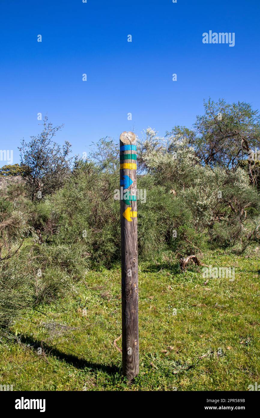 Poste de madera que indica la dirección de las rutas en la Reserva ...