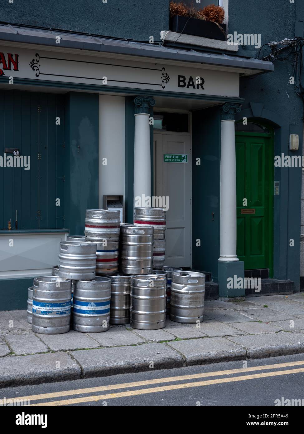 Irish beer barrel hi-res stock photography and images - Alamy