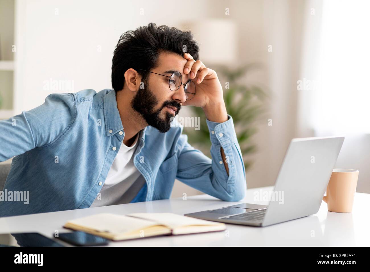 Sad upset waiting boring depressed hi-res stock photography and images ...