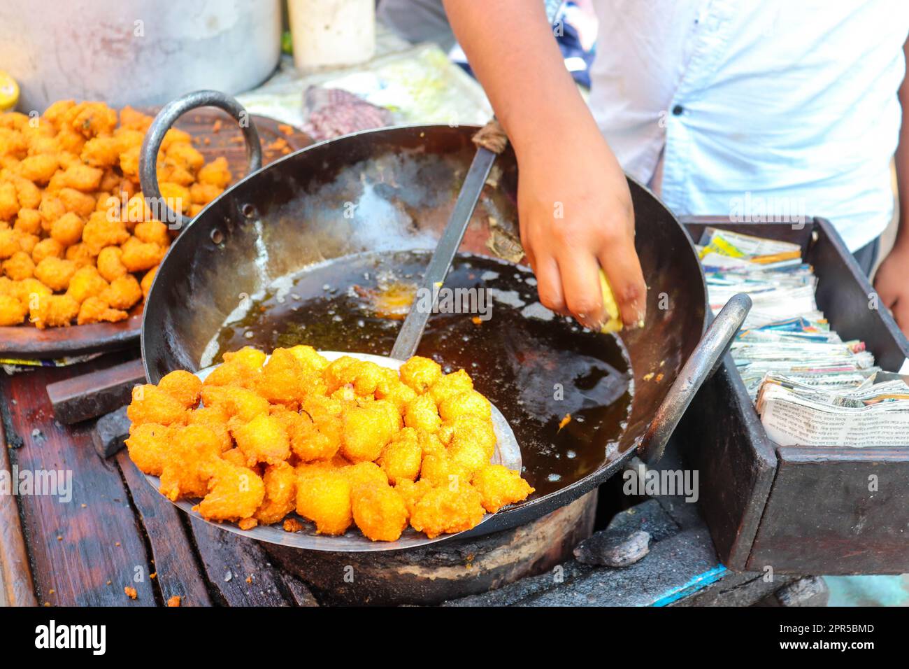 Male Vendor Preparing Street food Named Pakoda aka Pakora. Frying ...