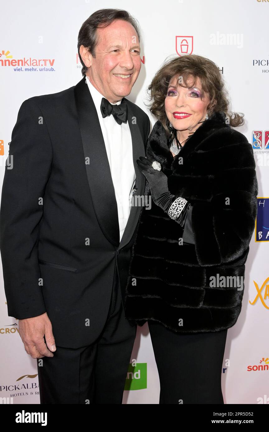 Joan Collins mit Ehemann Percy Gibson bei der Verleihung der Goldenen ...