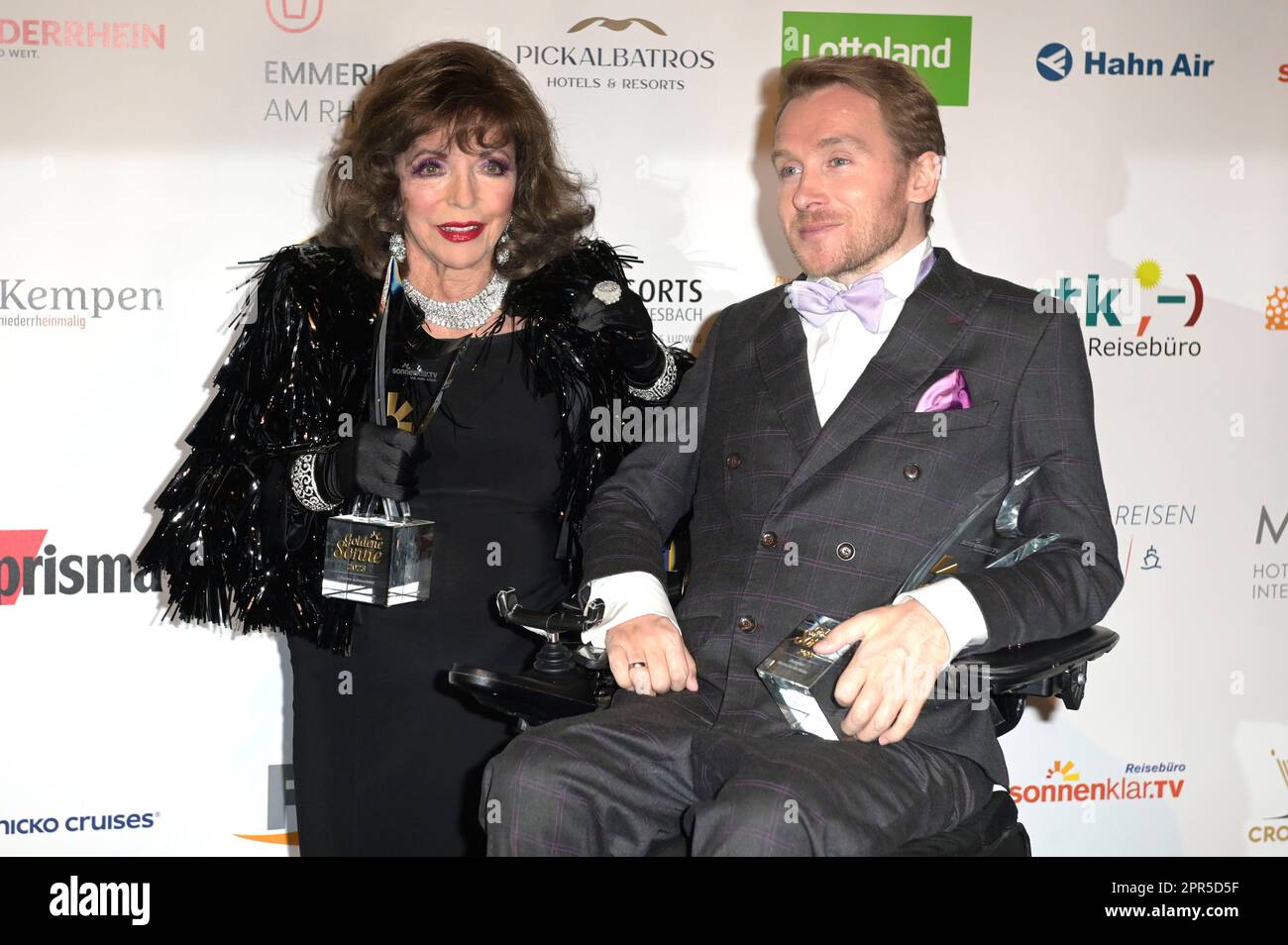 Joan Collins und Samuel Koch bei der Verleihung der Goldenen Sonne 2023 ...