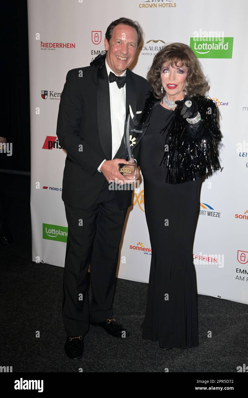 Joan Collins mit Ehemann Percy Gibson bei der Verleihung der Goldenen ...