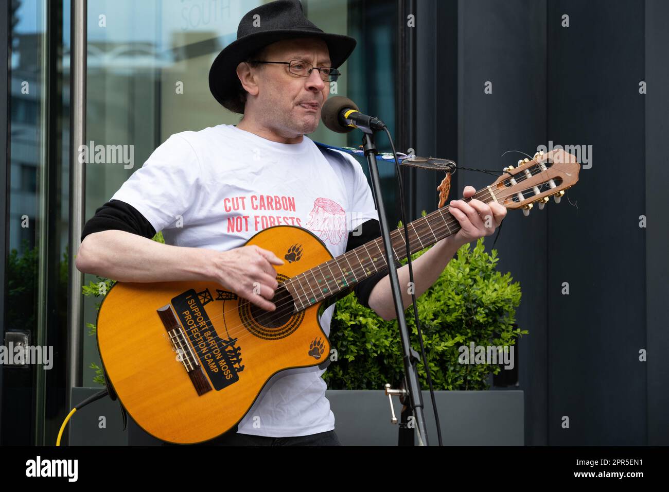 London, UK. 26th April 2023. A singer entertains a coalition of climate ...