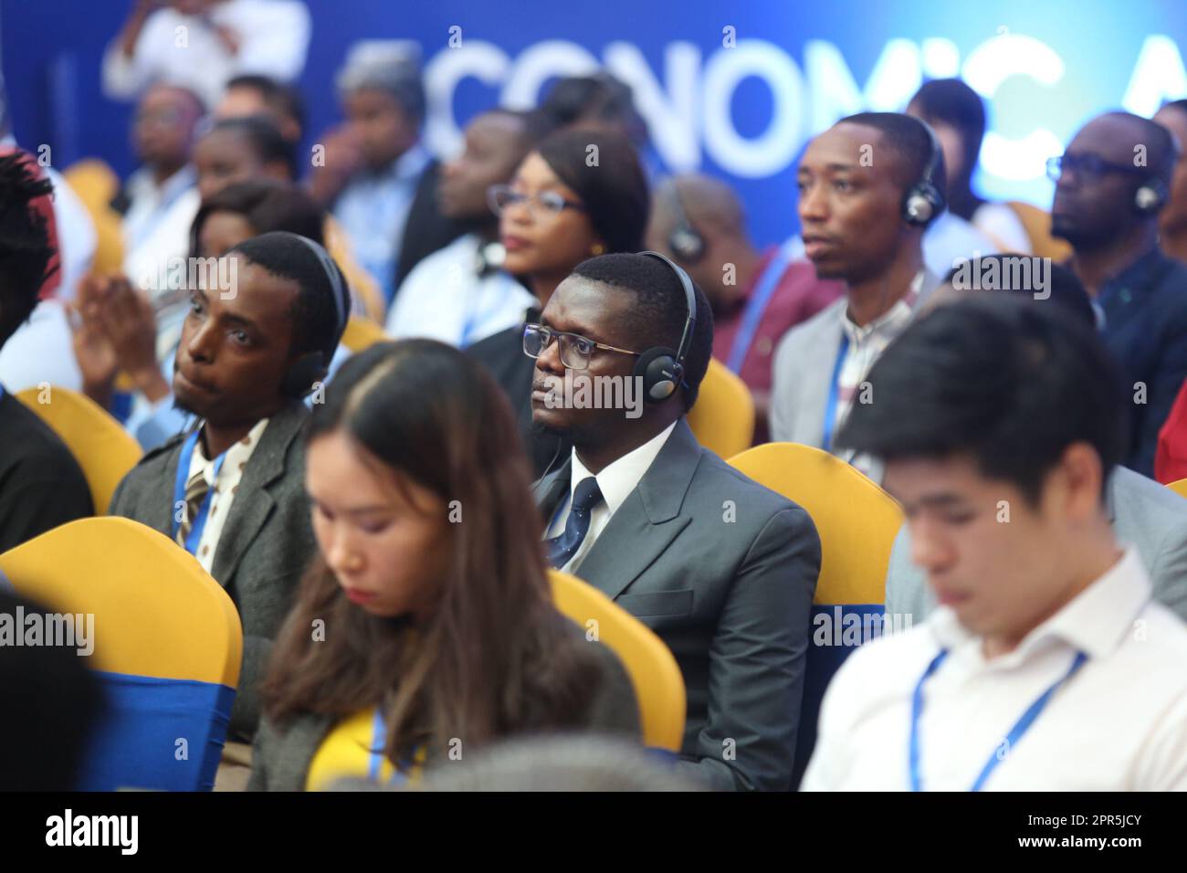 (230426) -- DAR ES SALAAM, April 26, 2023 (Xinhua) -- People attend a ...