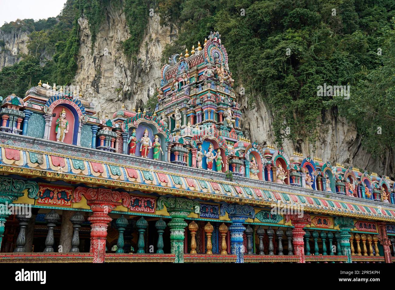 kuala lumpurs colorful hinduu temple at the batu caves Stock Photo - Alamy