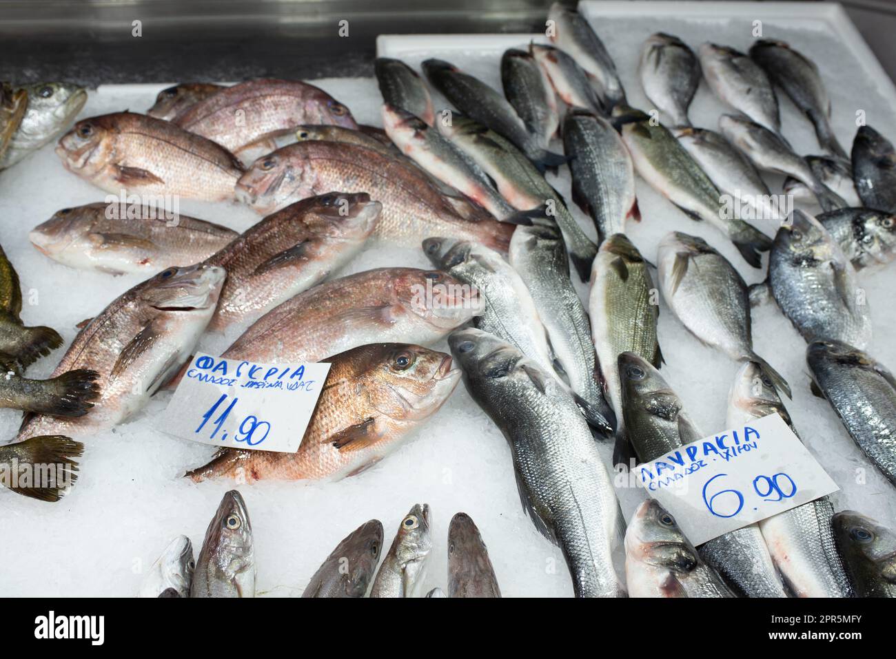 Fresh fish farmers market hi-res stock photography and images - Alamy