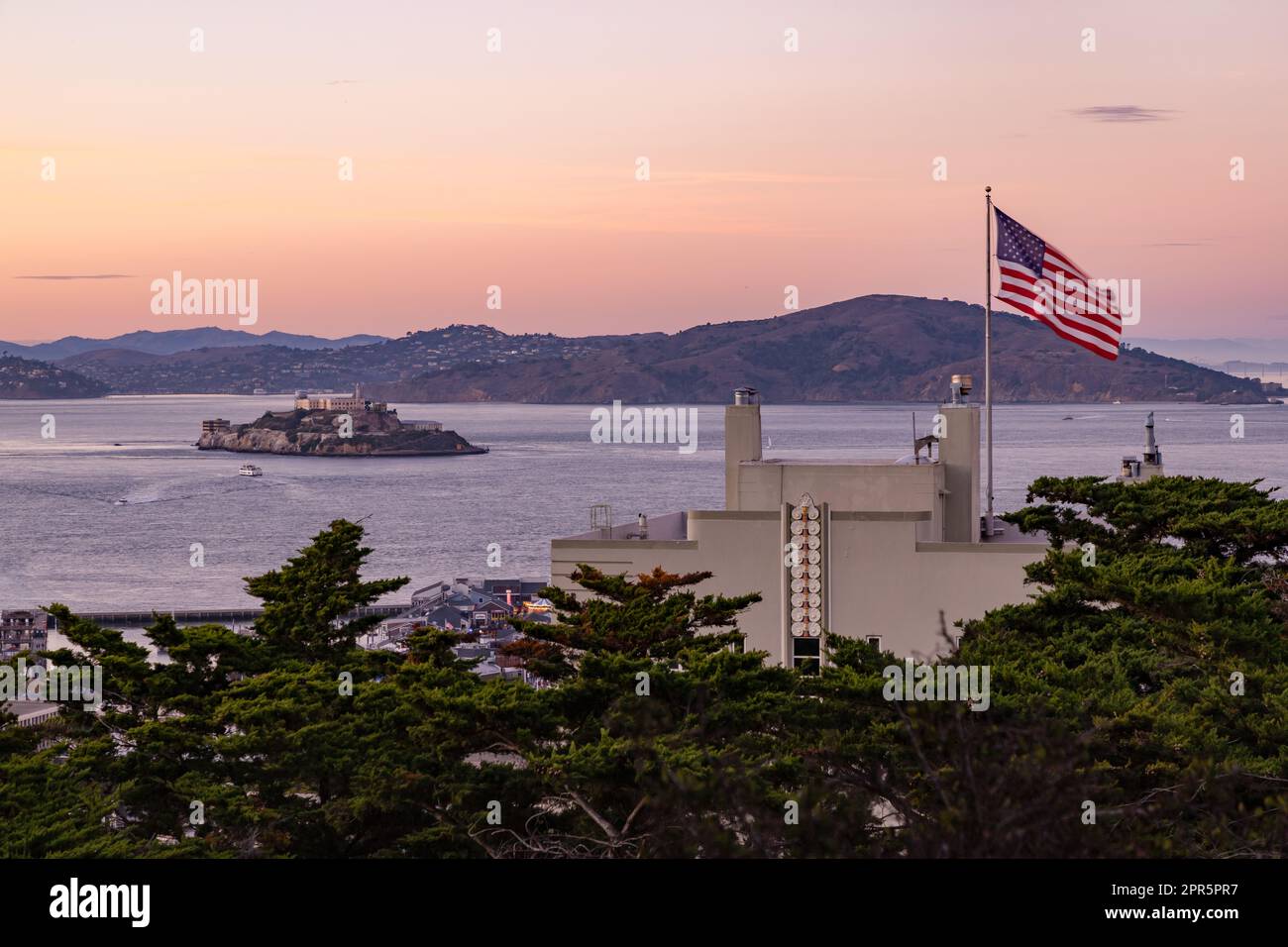 Alcatraz island and golden gate bridge hi-res stock photography and ...