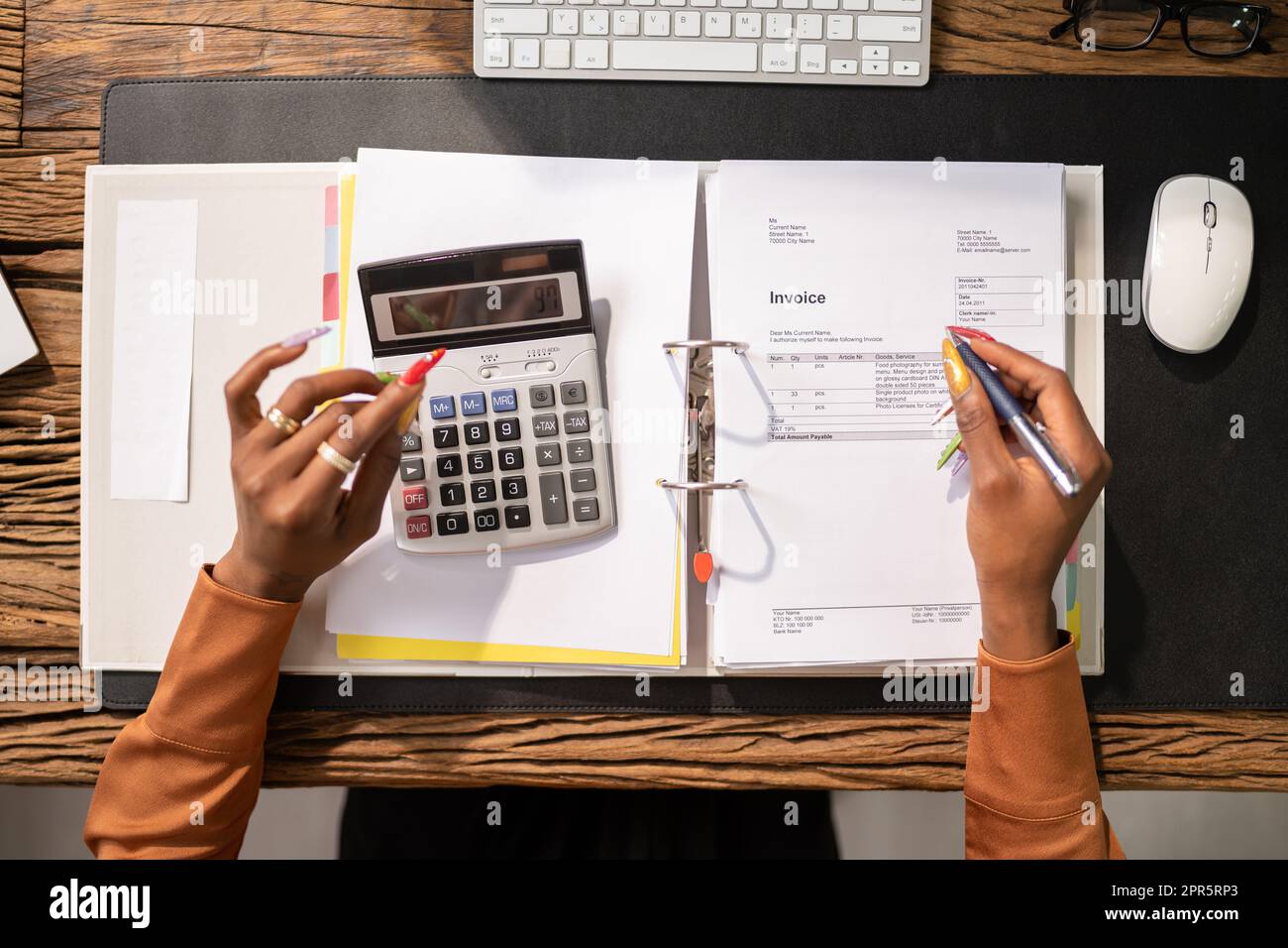 Girl calculating hi-res stock photography and images - Alamy