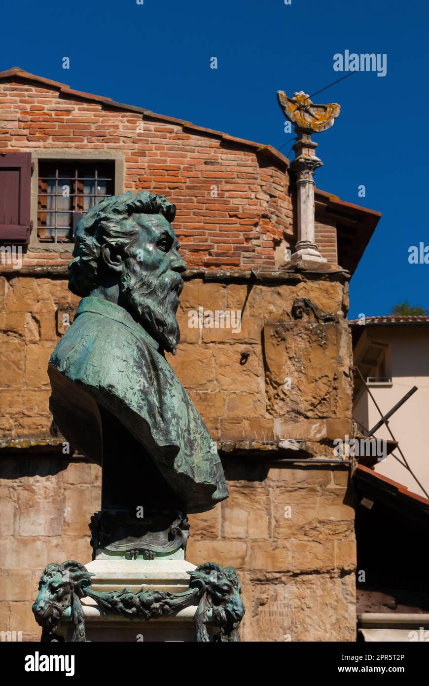Benvenuto Cellini old bronze monument and ancient sundial on Ponte ...