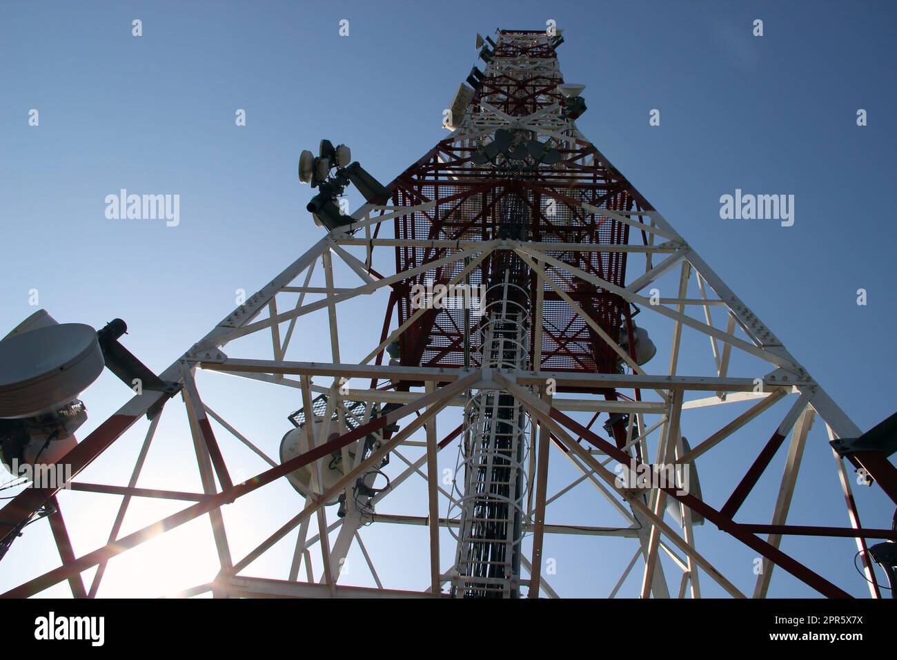 Satellite and telecommunications towers hi-res stock photography and ...