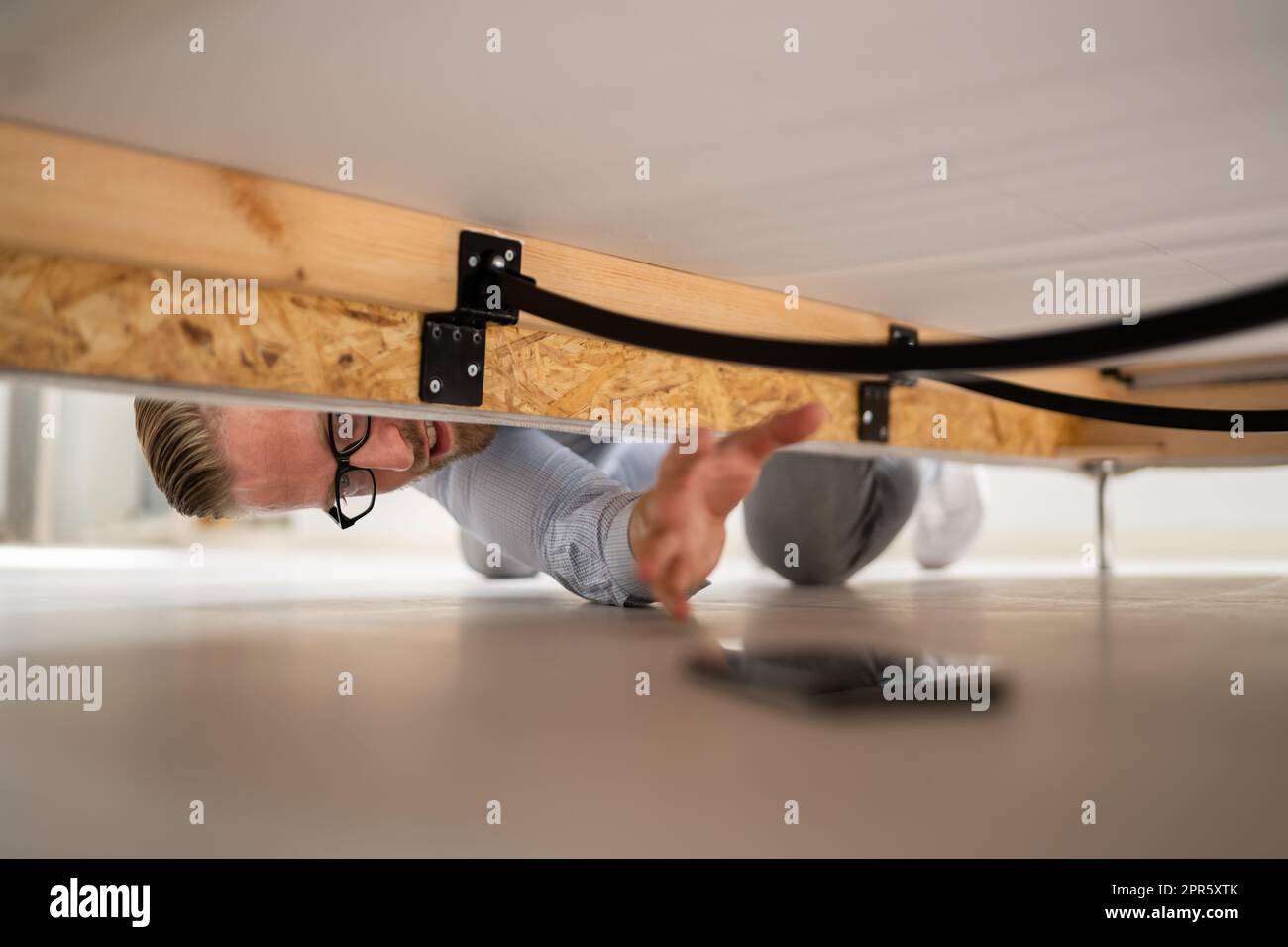Man searching under couch hi-res stock photography and images - Alamy