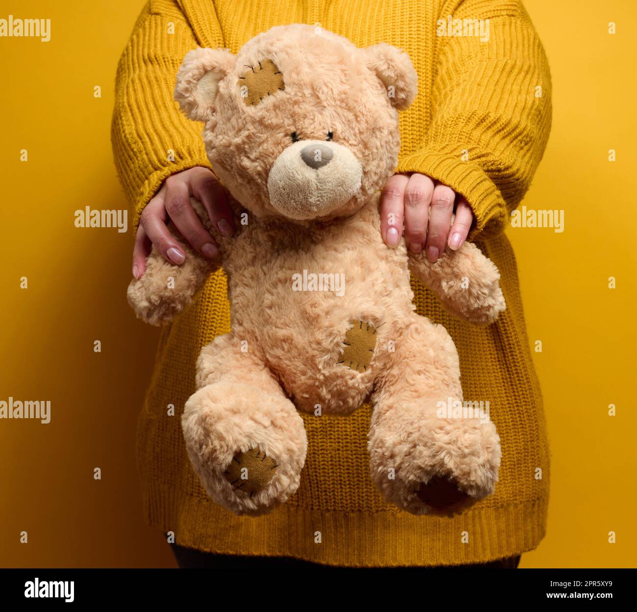 Woman bear hug hi-res stock photography and images - Alamy