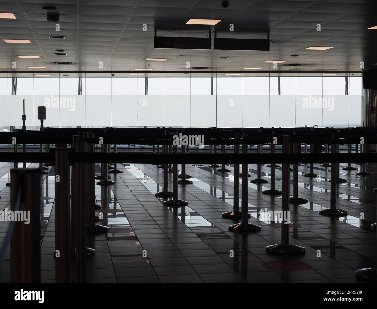 airport queue lines Stock Photo - Alamy