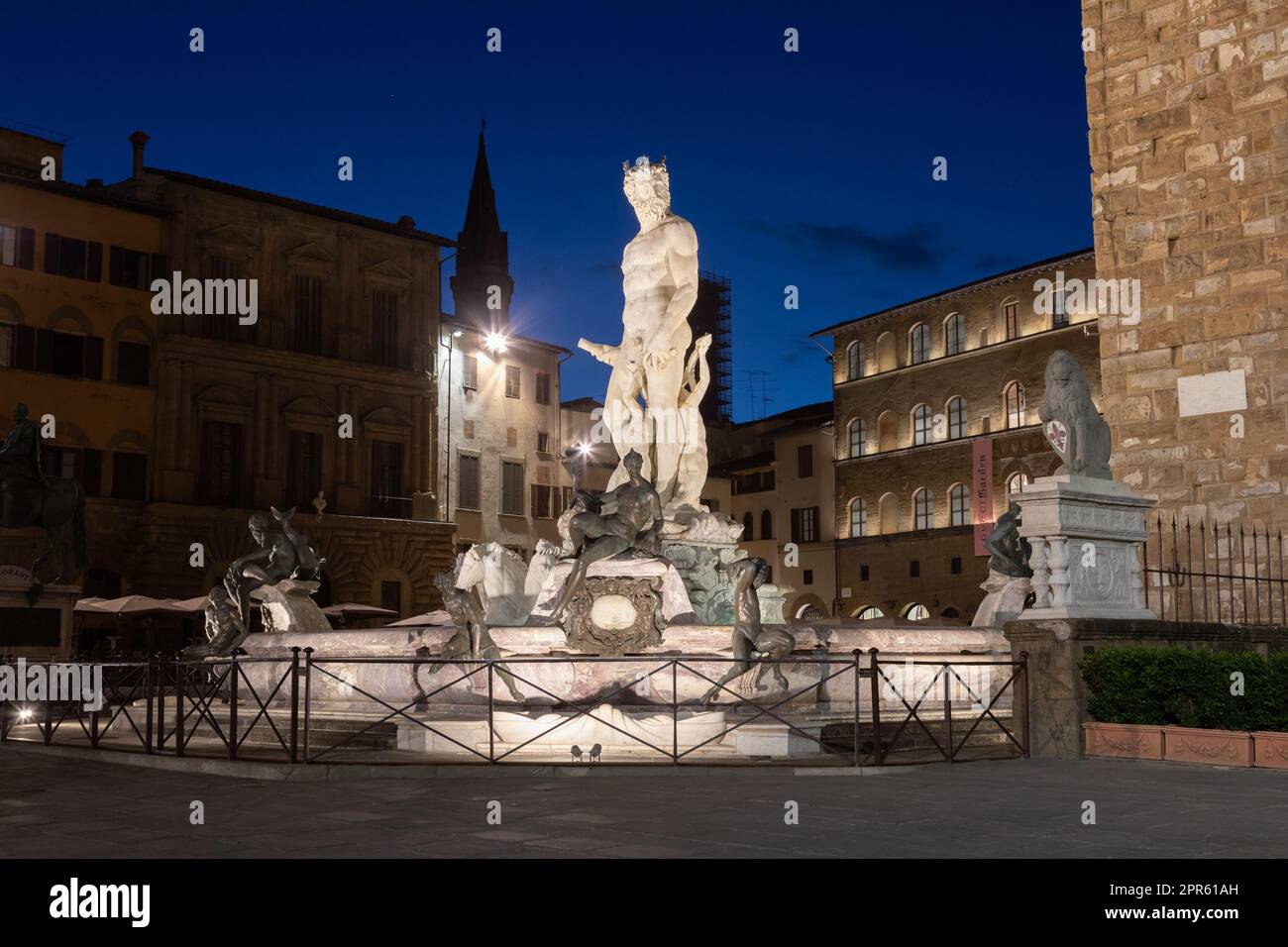 Florence architecture illuminated by night, Piazza della Signoria ...