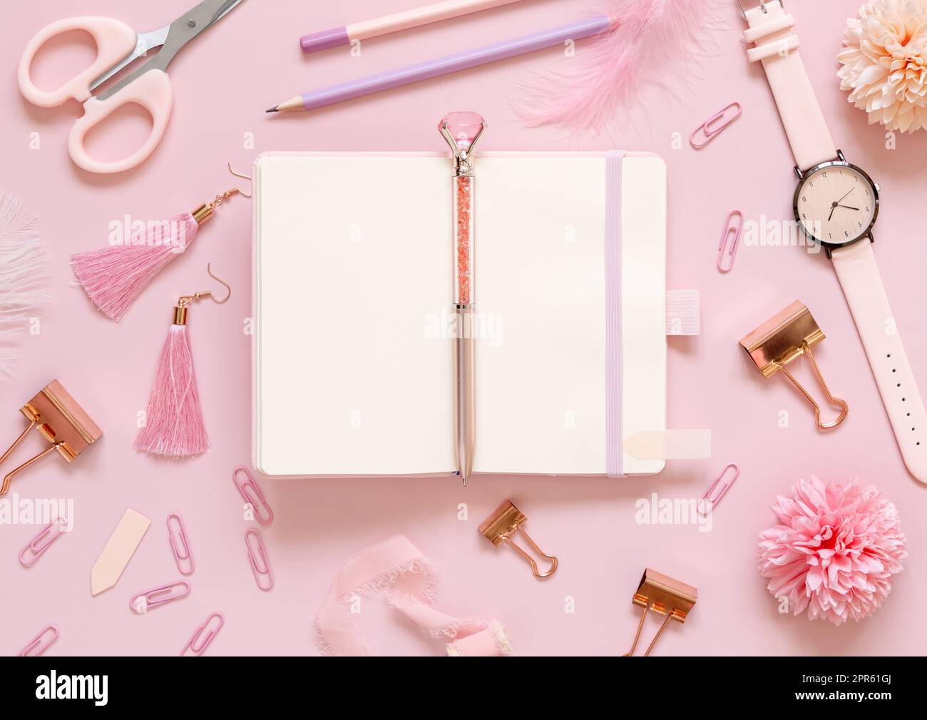 Pink paperclips hi-res stock photography and images - Alamy