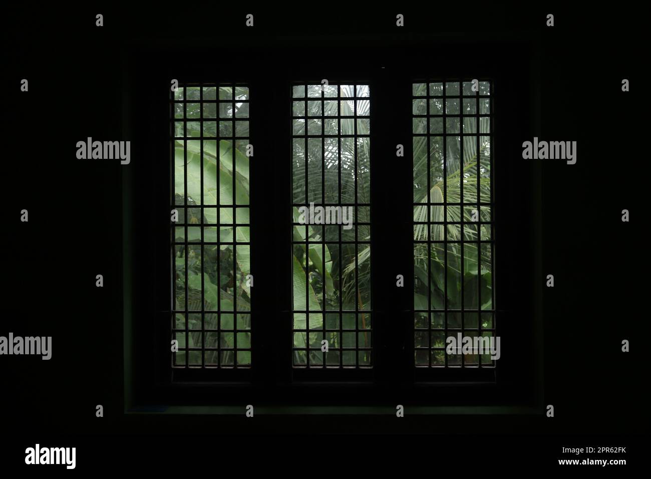 Empty room dark window hi-res stock photography and images - Alamy