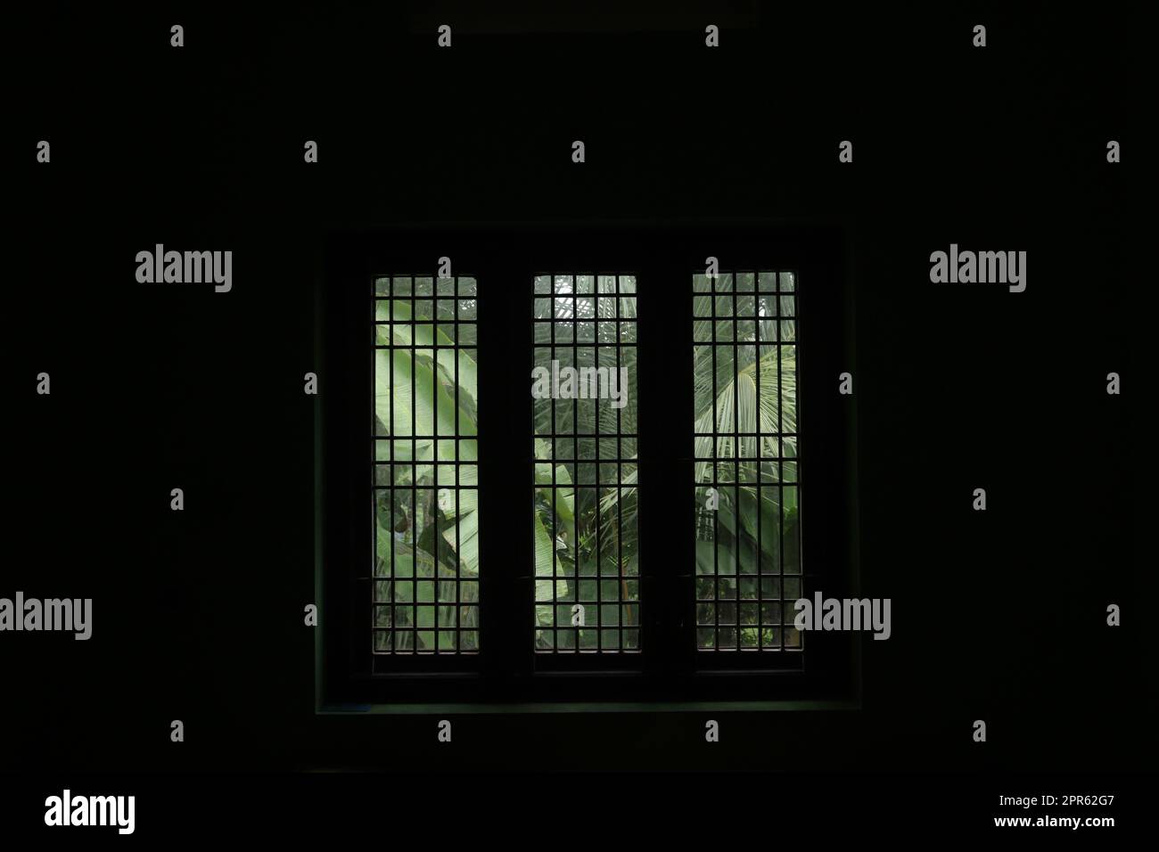 Empty room dark window hi-res stock photography and images - Alamy