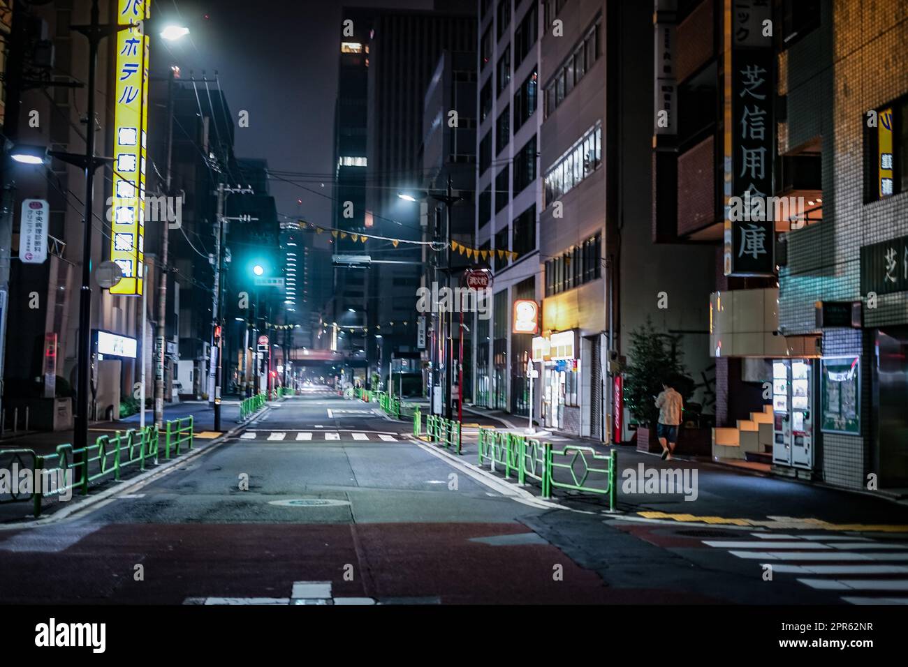 Alley back night view of Chuo-ku, Tokyo Stock Photo - Alamy