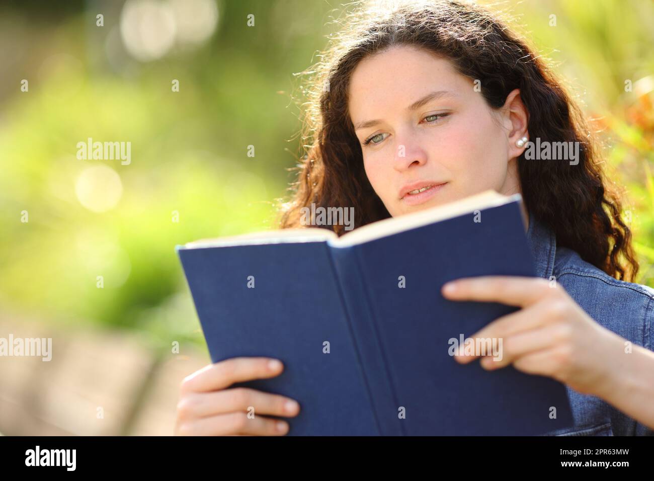Reading the paper in the garden hi-res stock photography and images - Alamy