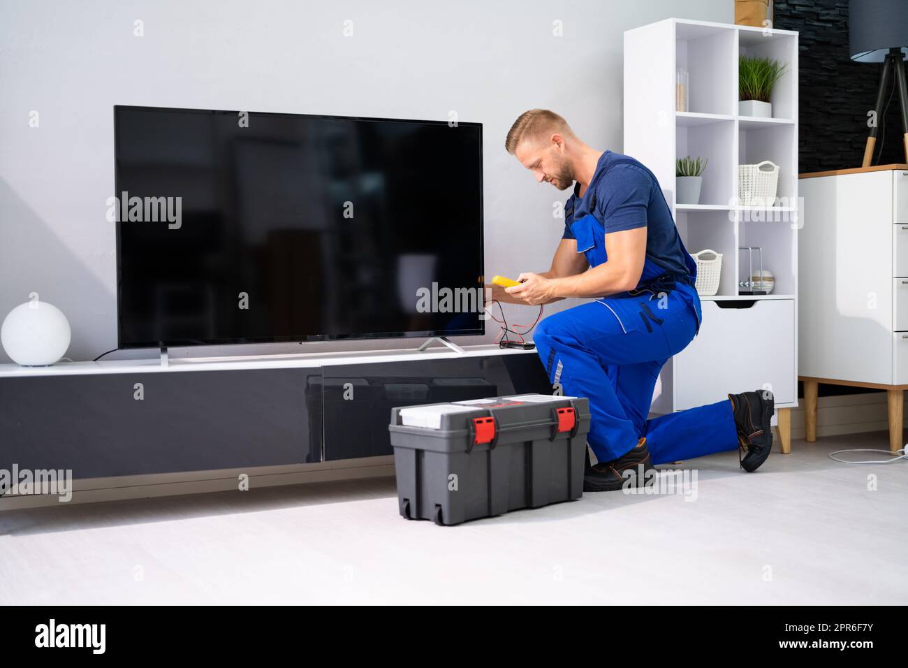 Technician repairing tv set hi-res stock photography and images - Alamy