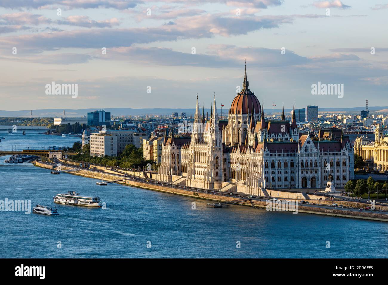 The hungarian parliament building in Budapest Stock Photo - Alamy