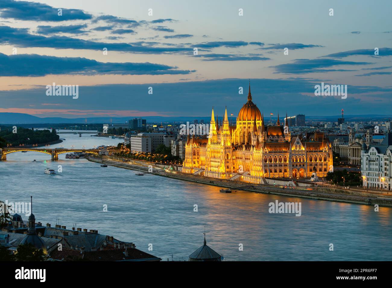 Illuminated hungarian parliament building in budapest hi-res stock ...