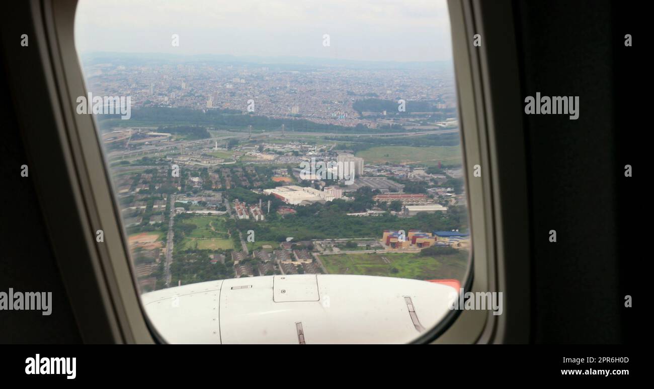 Passenger POV looking outside airplane window Stock Photo - Alamy