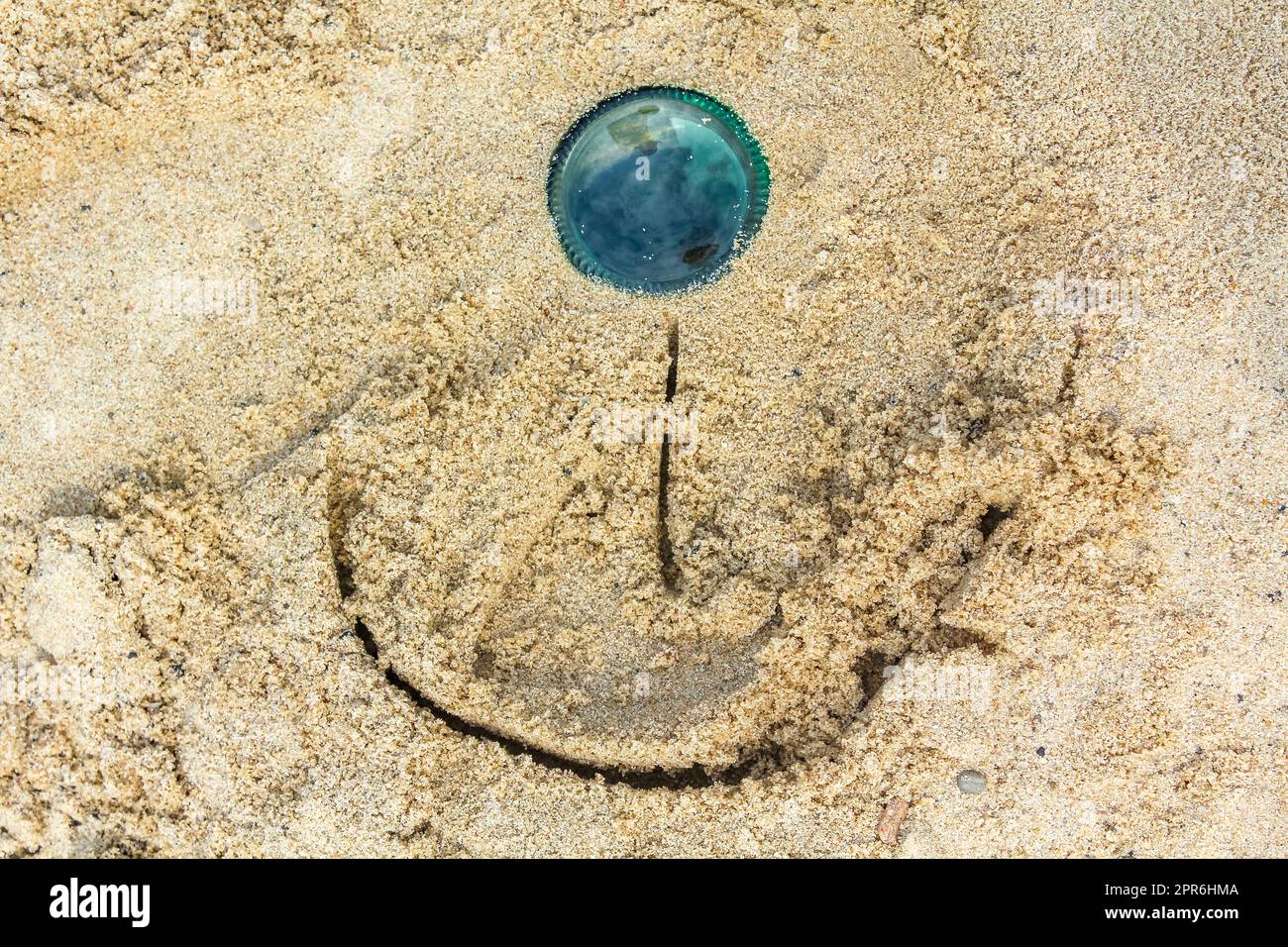 Smiley face in sand hi-res stock photography and images - Alamy