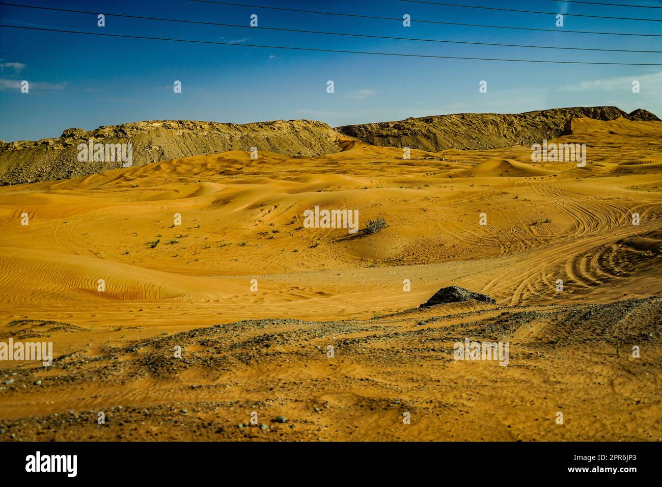 Arabian desert and transmission line Stock Photo - Alamy