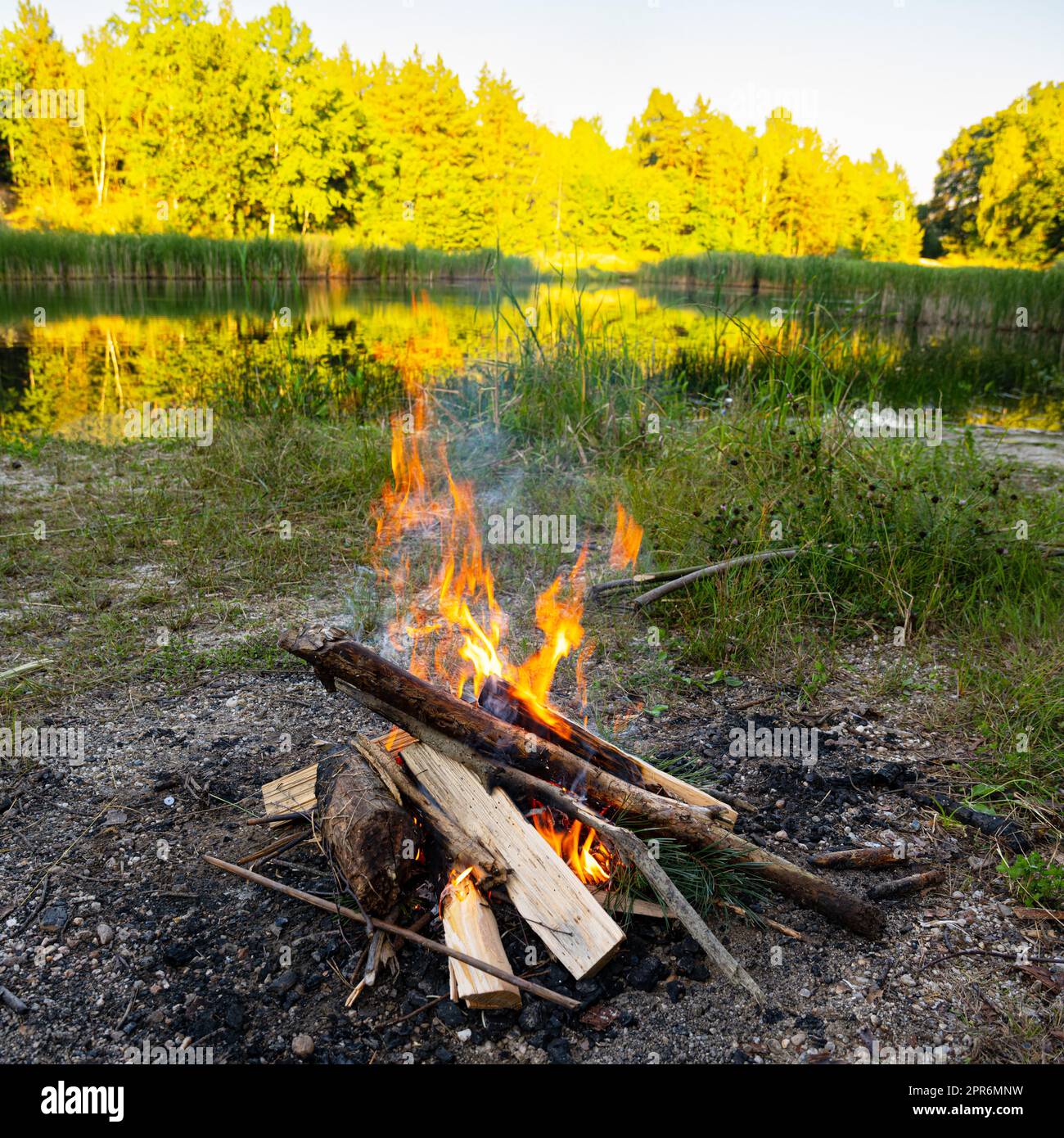 A quiet evening around the campfire Stock Photo - Alamy