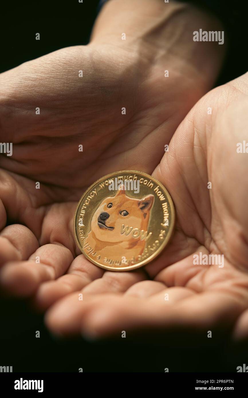 Hand gold transaction hi-res stock photography and images - Alamy