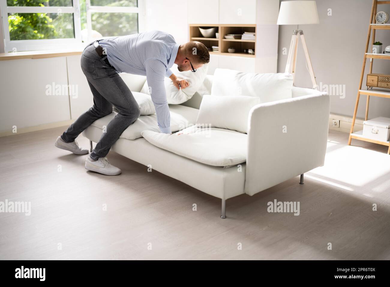 Searching for keys hi-res stock photography and images - Alamy